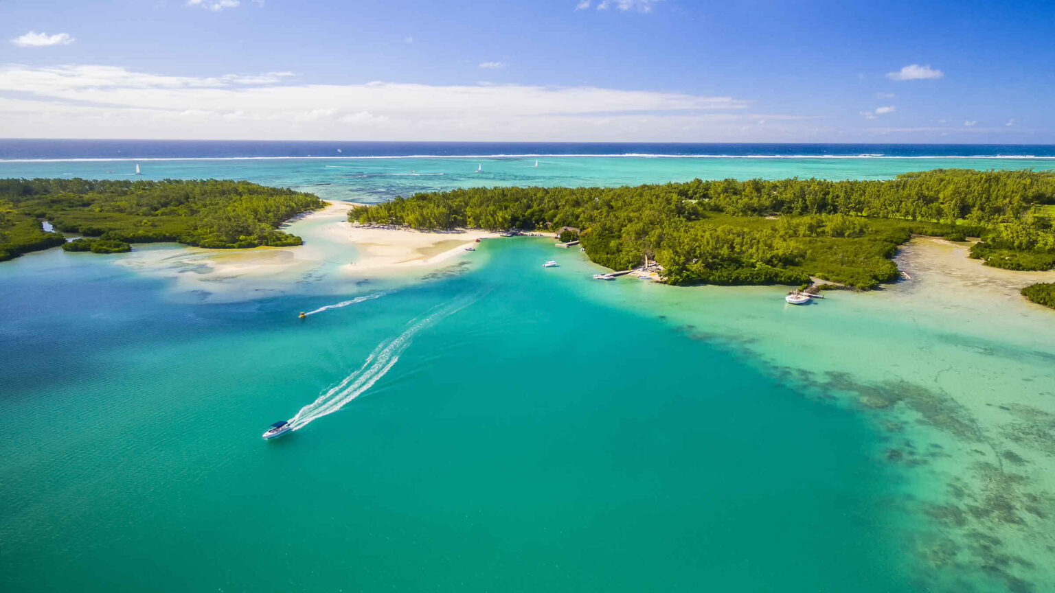 Cataspeed: Île-aux-Cerfs + GRSE Waterfall + Barbecue : - Sirena Cruise